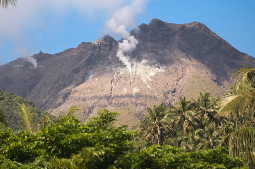 Alert Level 1 itinaas sa Bulkang Bulusan; 1,100 katao inilikas | Bandera