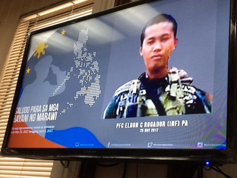 Larawan ng 58 sundalo at pulis na nasawi sa Marawi sabay-sabay na ipinakita sa telebisyon | Bandera