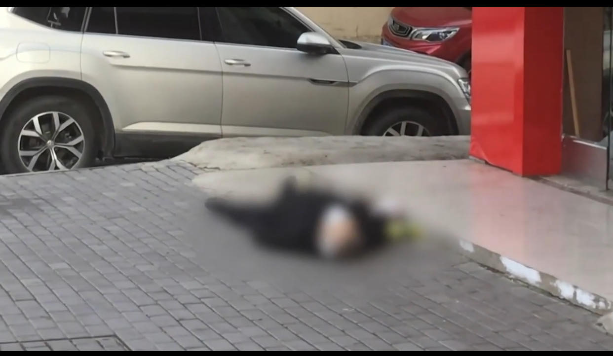 Patay na lalaki nakahandusay sa walang katao-taong kalsada sa Wuhan ...