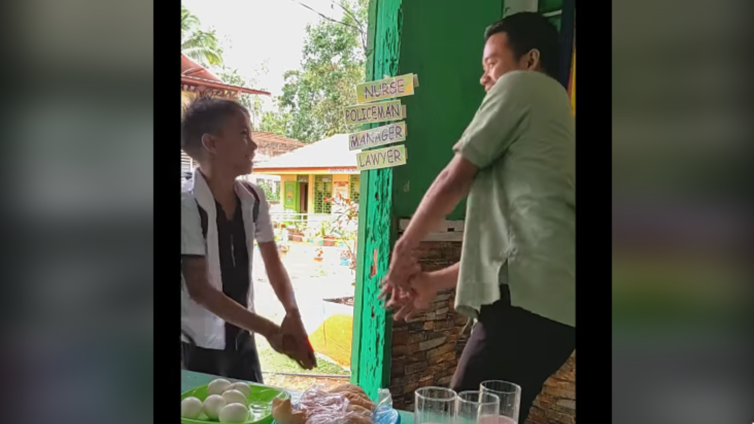 Teacher may bonggang pa-‘grand entrance’ sa mga estudyante bago magklase | Bandera