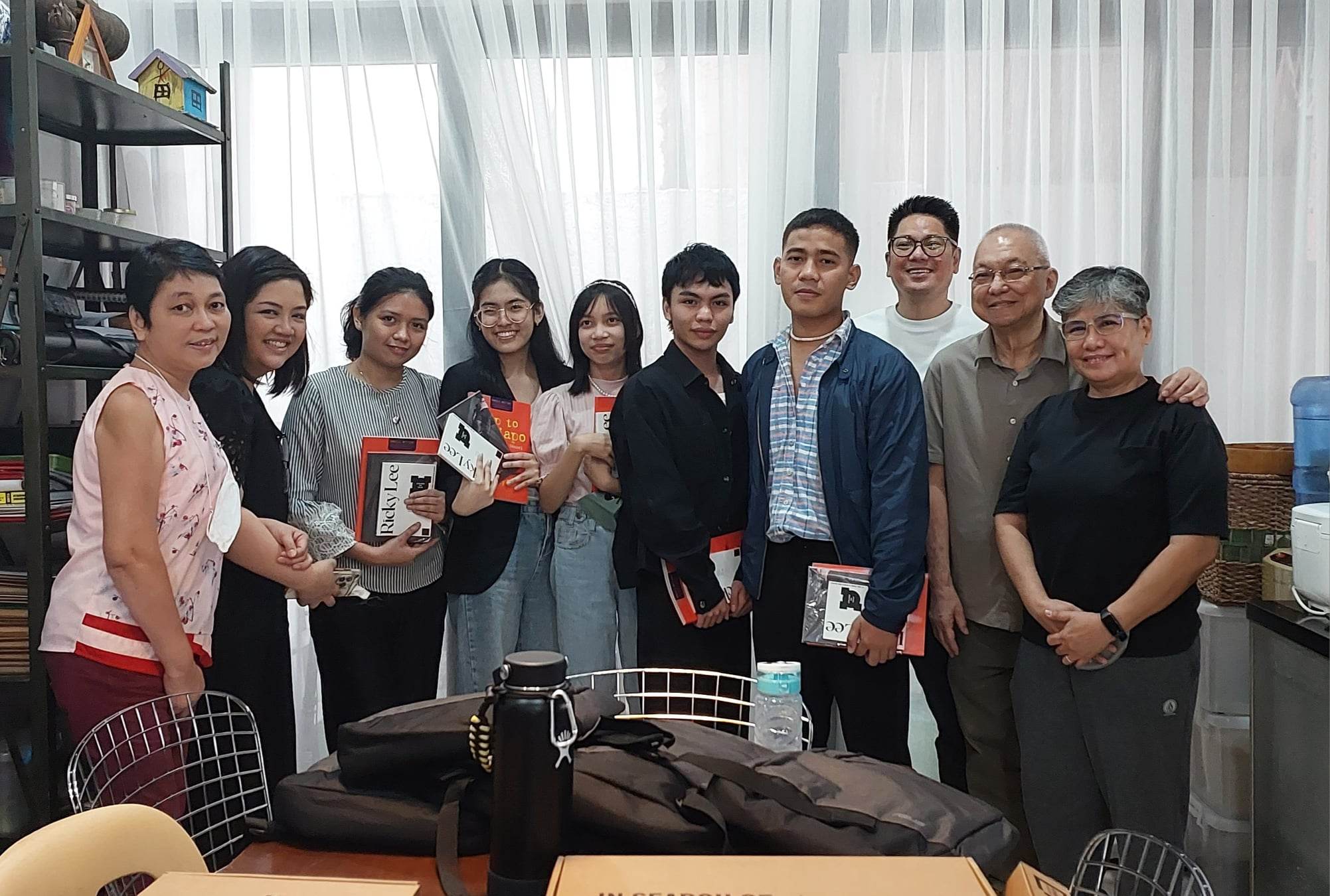 Benedict Mique namigay ng laptop sa mga estudyanteng mahilig sumulat: I ...