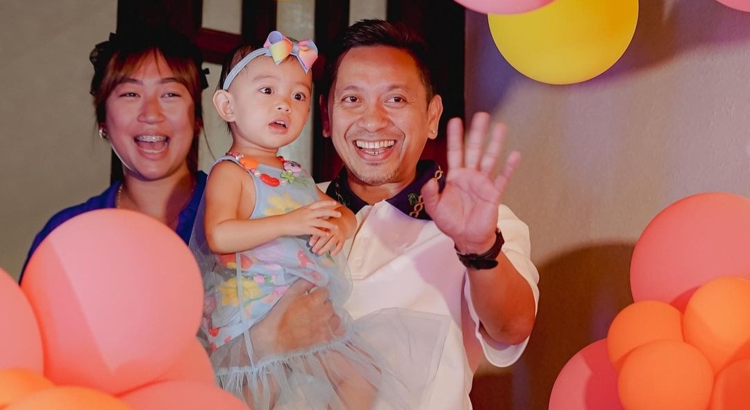 2-anyos na anak ni Jhong Hilario kering-keri nang kantahin ang 'Moon ...