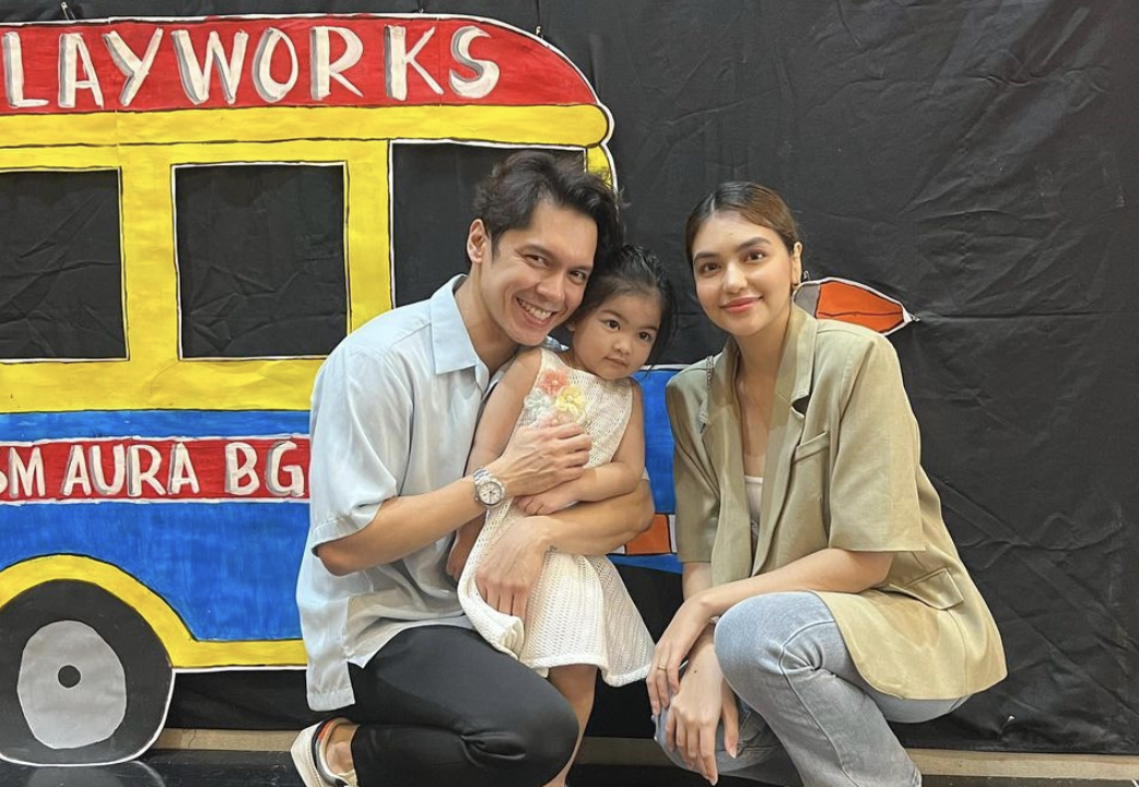 Carlo Aquino, Trina Candaza nag-reunite, present sa moving up ceremony ni Mithi | Bandera