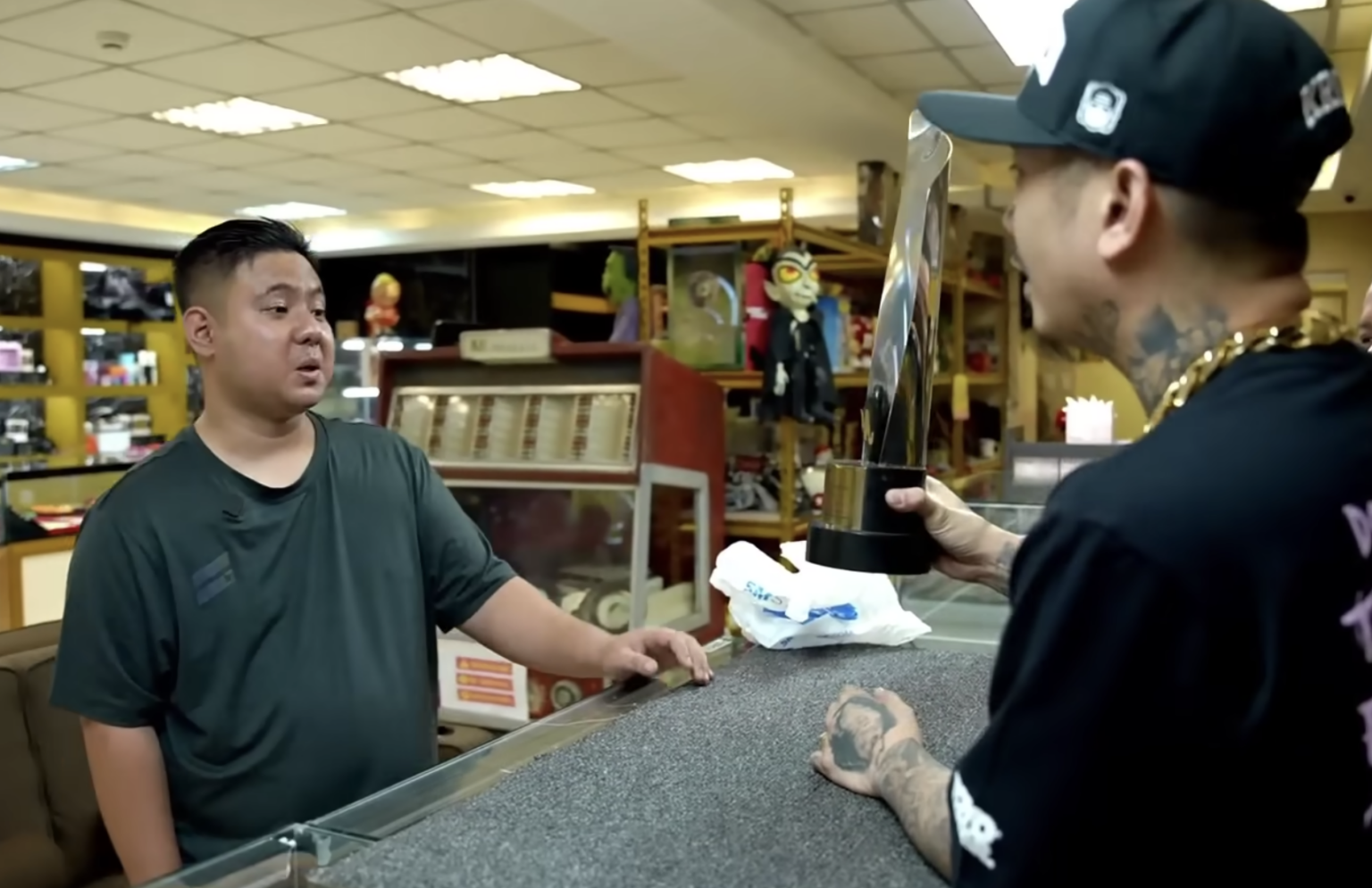 Jiro Manio ibinenta ang Gawad Urian trophy kay Boss Toyo