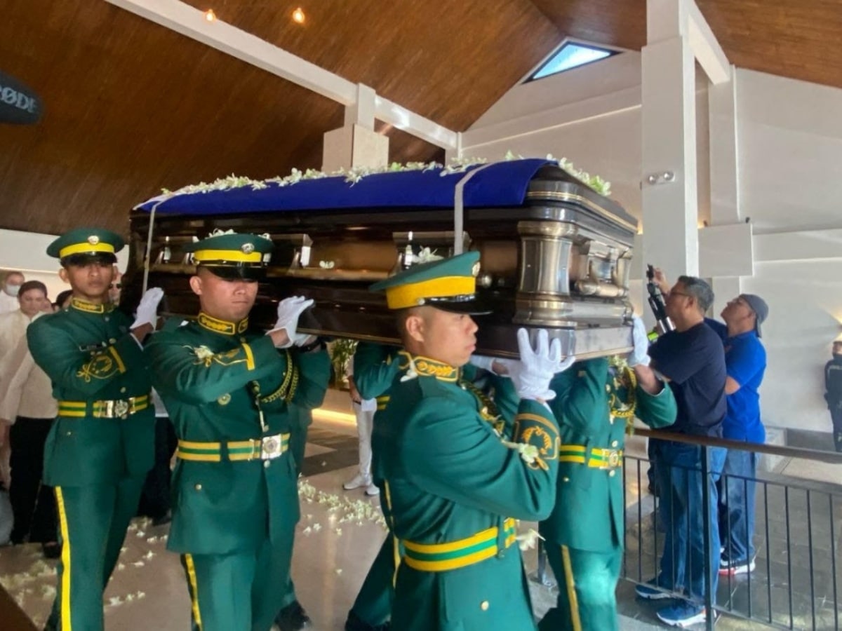 Mga labi ni Nora Aunor dinala na sa Metropolitan Theater