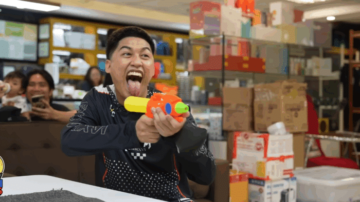 Boy Dila ibinenta ang iconic watergun kay Boss Toyo