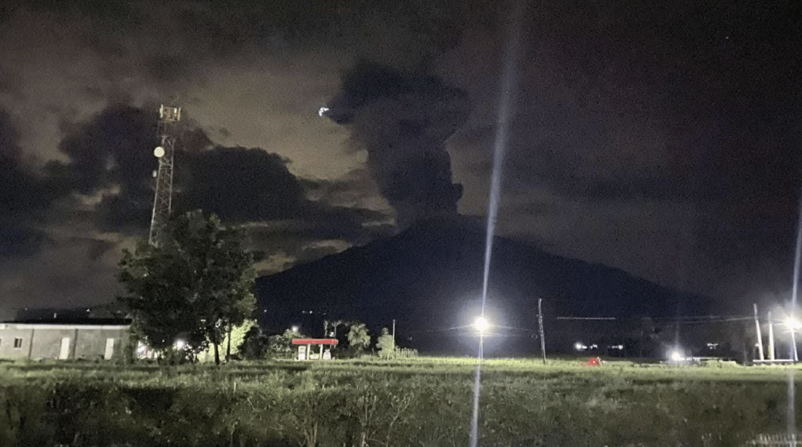 Kanlaon Volcano nagbuga ng abo, nasa Alert Level 2 pa rin